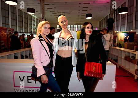 Yvonne Woelke,Anike Ekina und Djamila Rowe auf der 25. Venus Berlin ...