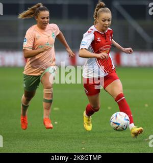 Maja Sternad (SV Werder Bremen, 11) am Ball, Einzelbild, Ganzkörper ...