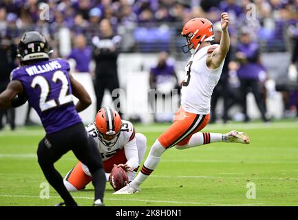 Cleveland Browns place kicker Cade York (3) gets set to make a kick ...