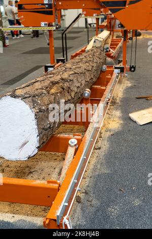 automated log splitting machine, longitudinal wood cutting machine ...