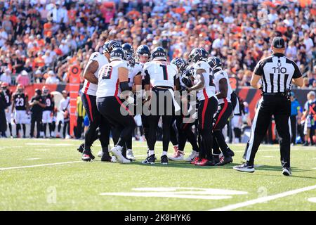 The Atlanta Falcons offense huddles during the second half of an NFL ...