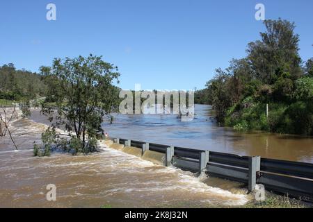 Floodwaters at Mount Crosby Road Colleges Crossing, Brisbane River ...