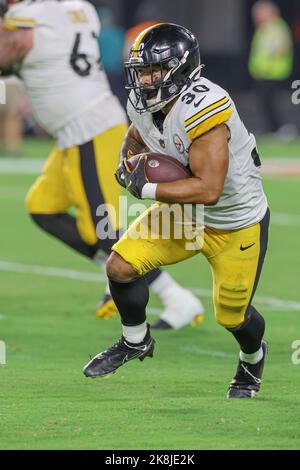 Pittsburgh Steelers running back Jaylen Warren (30) runs to score a ...
