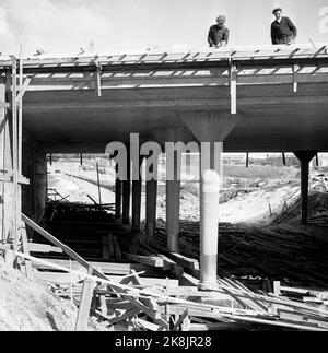 Oslo 19560412 Lambertseterbanen under construction. The suburban ...
