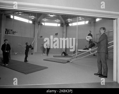 Hvaler 19691206 The Eight Edge of Hvaler The school was designed by Ole ...