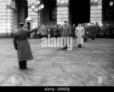 Oslo February 1943. NS leader Vidkun Quisling (t.h. in long coat ...