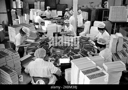 Oslo 19671025 Interior from Bergene chocolate factory. Women by ...
