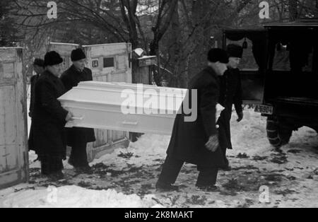 Oslo 19440131 Painter Edvard Munch is bored. The stretcher is brought ...