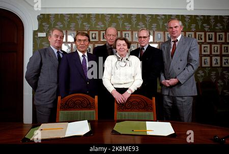 Oslo 19901201 Nobel Peace Prize. The medal. Photo: Morten Hvaal / NTB ...