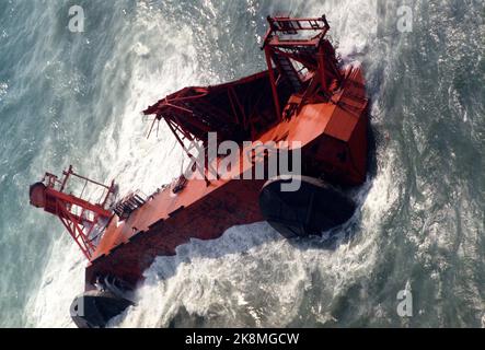 North Sea 19900821 Oil rig "West Gamma" in operation and fails during a ...