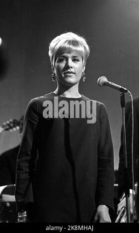 Oslo 19670225 Melody Grand Prix in NRK. The composer Arne Bendiksen ...