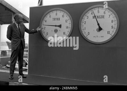 Sola 19710804 The first Norwegian raw oil comes to the Shell refinery ...