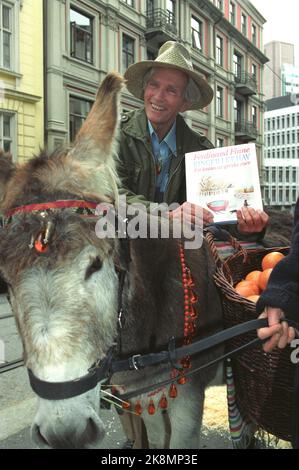 Oslo 19911015 - painter and author Ferdinand Finne presents his new ...