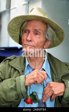 Oslo 19911015 - painter and author Ferdinand Finne presents his new ...