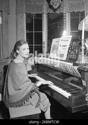 Oslo 19520320. Miss Eva Røine was named Norway's first Miss Norway 1952 ...