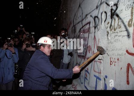 Berlin Germany 19891111 Fall of the Berlin Wall: The first blocks are ...