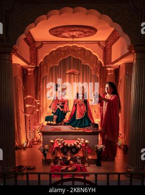 Hindu devotee Shilpa Shah prays at the Veda Mandir Hindu temple in ...
