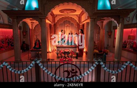 Hindu devotee Shilpa Shah prays at the Veda Mandir Hindu temple in ...