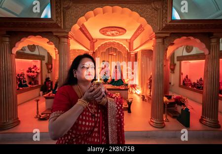 Hindu devotee Shilpa Shah prays at the Veda Mandir Hindu temple in ...