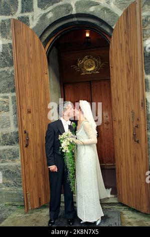 Bergen. Sissel Kyrkjebø and Eddie Skoller after the wedding. Kiss on ...