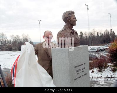 Oslo 19941113: The opponent Max Manus unveils the bust of the opponent ...