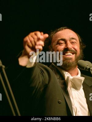 Oslo 19940517 Opera singer Luciano Pavarotti holds a concert in Oslo ...