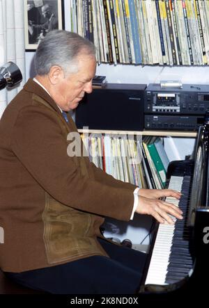 Oslo 19860130. Pianist Robert Riefling photographed in front of the ...