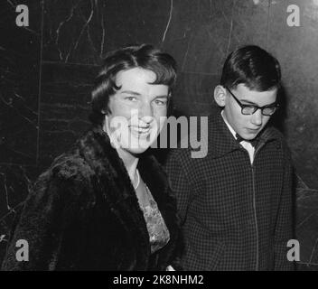 Oslo 19590216: The opening of the Norwegian Opera. Guests at the ...