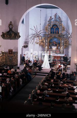 Asker 19610112. Princess Astrid's wedding. The guests leave the church ...