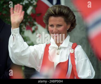 Skaugum, Asker 19930517: May 17, 1993. The Norwegian royal family meets the May 17 train on the ...