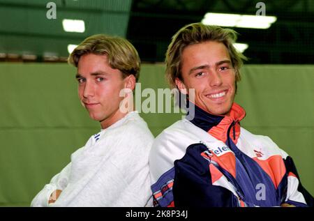 Oslo 19950215: Athletes Geir Moen together with Steinar Hoen (front ...