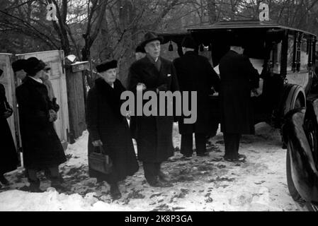 Oslo 19440131 Painter Edvard Munch is bored. The stretcher is brought ...