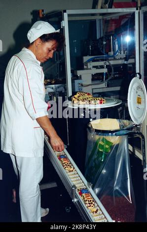 Oslo 19921124 Working life at Freia Chocolate Factory. Women in ...
