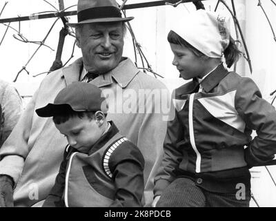 Oslo 1978-05-10: King Olav with the family at Bygdøy Kongsgård. King ...