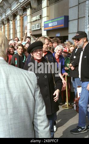 Oslo April 1989: Artist Liza Minnelli in Oslo. Here outside the Grand ...