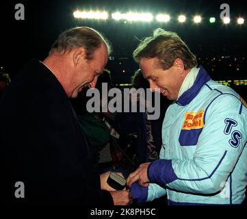 Oslo November 10, 1993. King Harald greets former javelin thrower Terje ...
