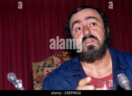 Oslo 19880824 Opera singer Luciano Pavarotti writes autographs at the ...