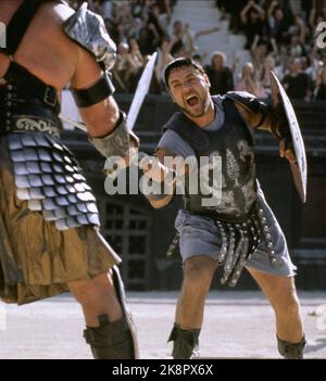 RUSSELL CROWE, RIDLEY SCOTT, GLADIATOR, 2000 Stock Photo - Alamy