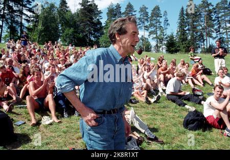 Utøya 19960719. Politician Reiulf Steen (t.h.) (Ap) is welcomed by AUF ...
