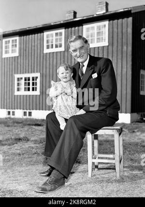 Røros 19490717 author Johan Falkberget, with the mine "Christianus ...
