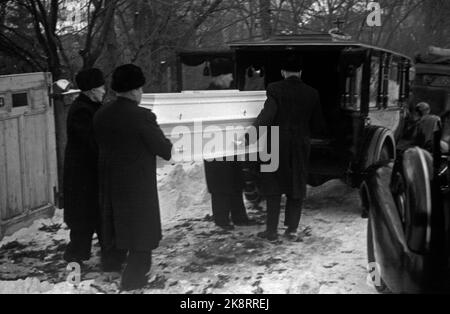 Oslo 19440131 Painter Edvard Munch is bored. The stretcher is brought ...
