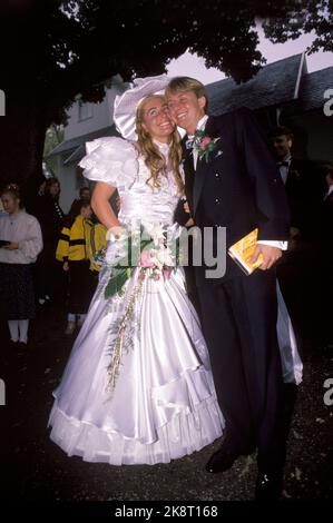 Oslo 19890923 Javelin thrower Hattestad marries. The happy bride poses ...