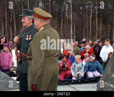 Hedmark, Elverum April 10, 1990. King Olav unveils a bust of his father ...