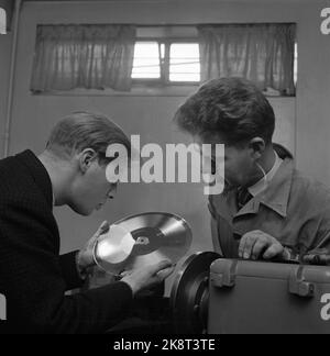 Oslo 18 May 1957. "The Monn-Keys" makes plate, here a machine used ...