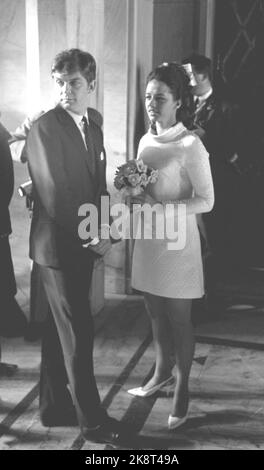 Oslo 19690315: Artist Lill-Babs marries the national team's keeper ...