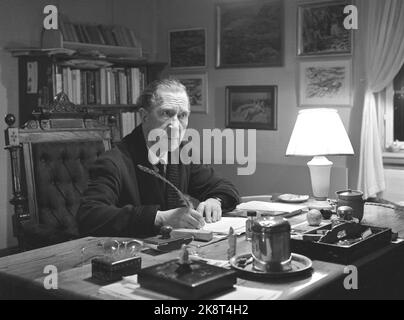 Narestø 19620120. Author Gunnar Reiss-Andersen together with his wife ...