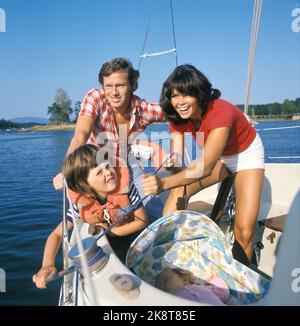 Nesøya 197508. Artist Wenche Myhre with her husband Torben Friis-Möller ...