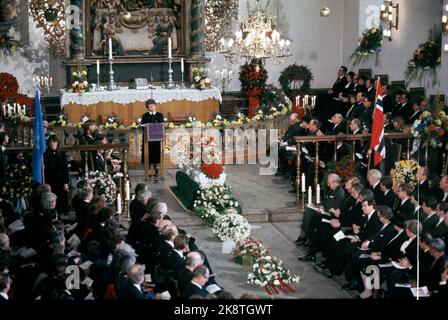 Oslo 19870306. Foreign Minister Knut Frydenlund Bisatt from Oslo Cathedral. Here Storting ...