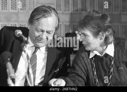 Oslo 19861114. Foreign Minister Knut Frydenlund (Ap) presented the ...