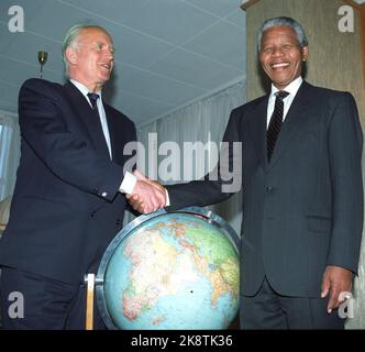 Oslo 19920518: ANC leader Nelson Mandela visits Gran school in Oslo ...